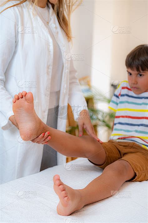 医生正在给男孩做体检图片其他图片图片素材 花瓣网