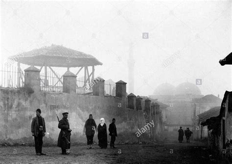 Български стража и мюсюлмани в Скопие в окупираното Кралство Сърбия днес Северна Македония