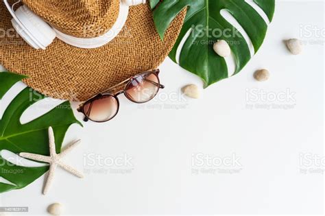 화이트 데스크의 여름 액세서리 탑 뷰 휴가 및 여행 개념 계획 플랫 누워 공간을 복사하십시오 흰색 배경에 대한 스톡 사진 및 기타 이미지 Istock