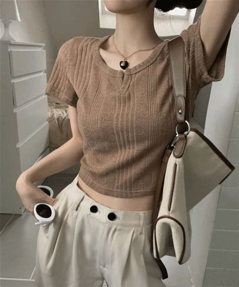 파스텔데이 소장추천예쁜핏3color 코지 와일드 트임 넥 크롭 반팔 티셔츠 위시버킷