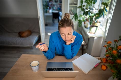 전담 여성은 노트북과 메모장으로 수업 계획과 학습을 정리합니다 성인 학생 및 시험 45 49세에 대한 스톡 사진 및 기타 이미지 45 49세 가정 생활 개 Istock