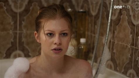 Naked Zoe Straub In Vorstadtweiber