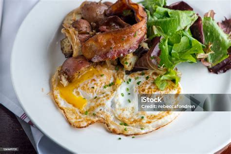 베이컨과 계란 클래식 한 아침 식사 또는 브런치 즐겨 찾기 바삭바삭한 메이플 훈제 베이컨은 스크램블 에그와 함께 제공되거나