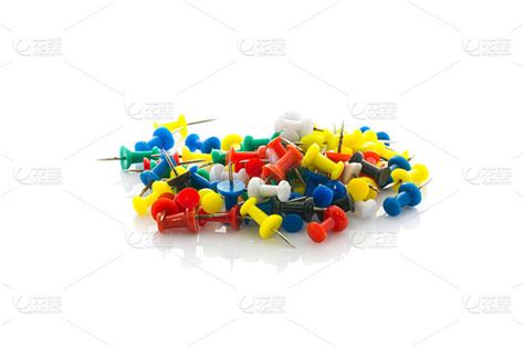 不同颜色的图钉
