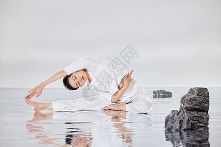 禅意水面做瑜伽的女性高清图片下载 正版图片504648428 摄图网