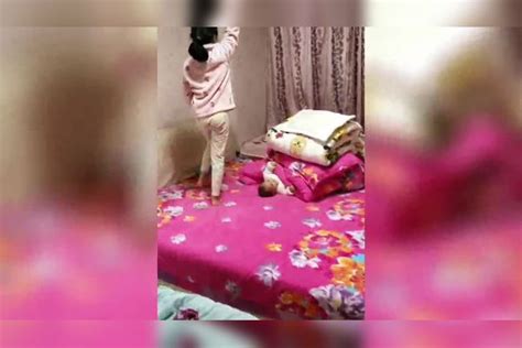大女儿趁妈妈不注意把被子全部放在小宝宝身上，妈妈发现哭笑不得妈妈小宝宝被子