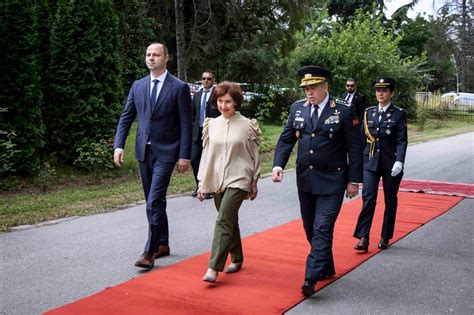 Претседателката Сиљановска Давкова го посети Генералштабот на Армијата и Министерството за одбрана