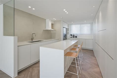 로웰디자인 대표 최법연 40평대리모델링 우물천정 평탄화 작업을 거친 아파트거실인테리어 입니다 매립 선반과 반매립 Tv장을 제작해 디자인적 포인트를 주었고요 아트월