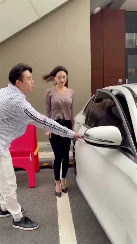 美女肚子不舒服，在车里连续放屁，男神上车后尴尬了！
