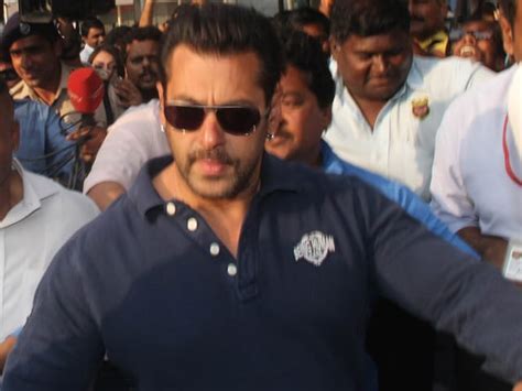 On Twitter Salman Khan Promises Bajrangi Bhaijaan Trailer And Tweets