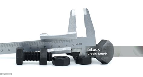 금속 너트를 측정하는 캘리퍼스 흰색 바탕에 정밀 엔지니어링 및 산업용 공구 표시 0명에 대한 스톡 사진 및 기타 이미지 0명 Diy 강철 Istock