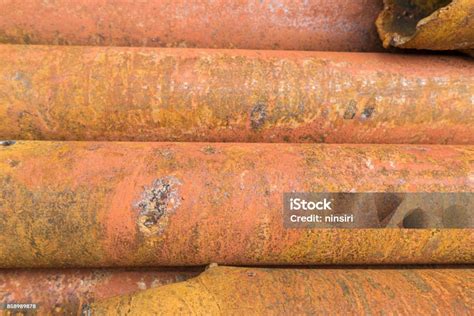 녹슨 금속 튜브 및 파이프 건설 및 산업에 대 한 더미에 누워 사용 0명에 대한 스톡 사진 및 기타 이미지 0명 갈색