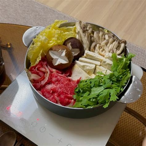 수자니네 집밥기록 ˶♡ 🍽️ 스키야키 날이 추워지니 일본여행가서 맛있게 먹은 일본 냄비 요리 스키야키가 땡겨서 만들어봤어요 먹는김에 산토리 하이볼까지 준비완료🤩💛