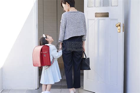妈妈送小女孩去上学高清图片下载 正版图片502266846 摄图网