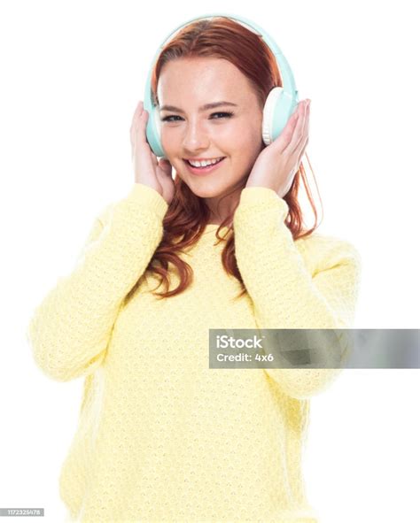 허리 까지 1819 세 아름 다운 빨간 머리 백인 젊은 여자 앞 흰색 배경 에 청바지 가디건 스웨터를 입고 미소 행복 쾌활 한