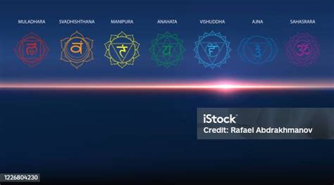 벡터 추상적 인 차크라 아이콘 세트와 바다 위에 일출의 공중 파노라마 보기 물라다라 스와디타나 마니 푸라 아나하타 Vishuddha Ajna Sahasrara 명상과 휴식의