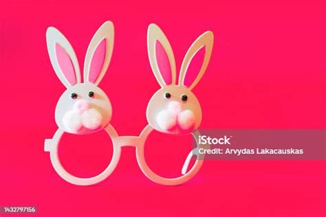 빨간 고립 된 배경에 2023 년 새해의 두 장난감 토끼 토끼 상징 크리스마스 또는 새해 개념 공간을 복사합니다 0명에 대한 스톡 사진 및 기타 이미지 Istock