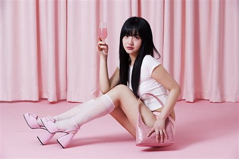 유토이미지 바비코어룩을 착장하고 핑크색 바닥에 앉아 샴페인잔을 든 20대 한국인 여성