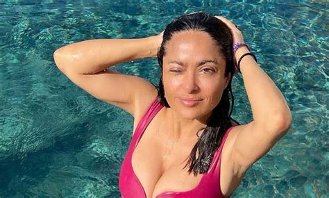 Salma Hayek Οι ξεκαρδιστικές σέξι φωτογραφίες με μαγιό