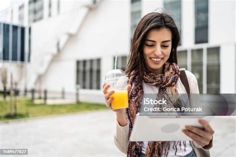 도시 배경에서 디지털 태블릿을 사용하는 아름다운 젊은 여성 긍정적인 감정 표현에 대한 스톡 사진 및 기타 이미지 긍정적인