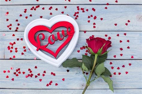 빨간 장미 하트와 단어 사랑 프리미엄 사진