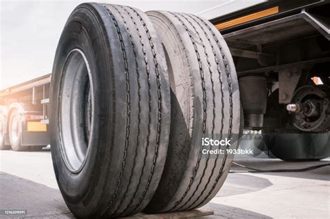 트럭 예비 바퀴 타이어 변경 대기 트레일러 바퀴 유지 보수 수리에 대한 스톡 사진 및 기타 이미지 수리 타이어 차량 트레일러 Istock
