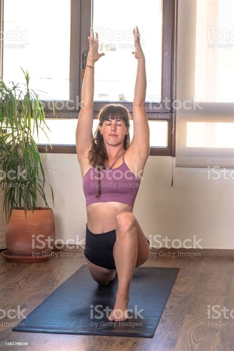 전사 1에서 요가를 하는 여성의 이미지는 식물로 장식된 가벼운 방에서 포즈를 취합니다 색상 이미지에 대한 스톡 사진 및 기타 이미지 색상 이미지 전사 자세 거울