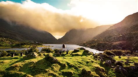 던로의 갭 카운티 케리 아일랜드 관점에서 호수를 보는 여자 자연 속에서 자유롭다 자연 속에서 강한 여자 산을 오르는 여자 영화 같은 자연 사진 휴식 명상 자연 자연 속에서