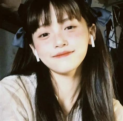 头戴蓝色蝴蝶结的长发女孩，笑容甜美可爱 男女头像｜特别的头像给特别的你表情包图片动图 求表情网 斗图从此不求人