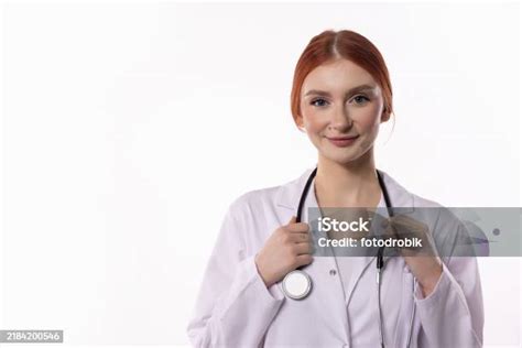 흰 가운과 청진기를 착용한 자신감 넘치는 여성 의사는 전문성과 보살핌의 본보기입니다 건강관리와 의술에 대한 스톡 사진 및 기타 이미지 건강관리와 의술 과학자 기술