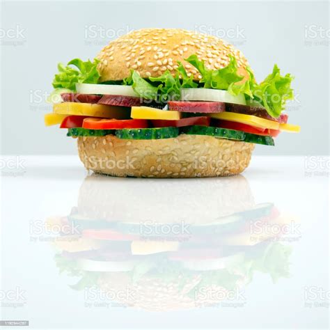 흰색 배경에 야채와 소시지와 햄버거 패스트 푸드와 아침 식사 칼로리와 다이어트 건강한 식생활에 대한 스톡 사진 및 기타 이미지 건강한 식생활 고기 굽기 Istock