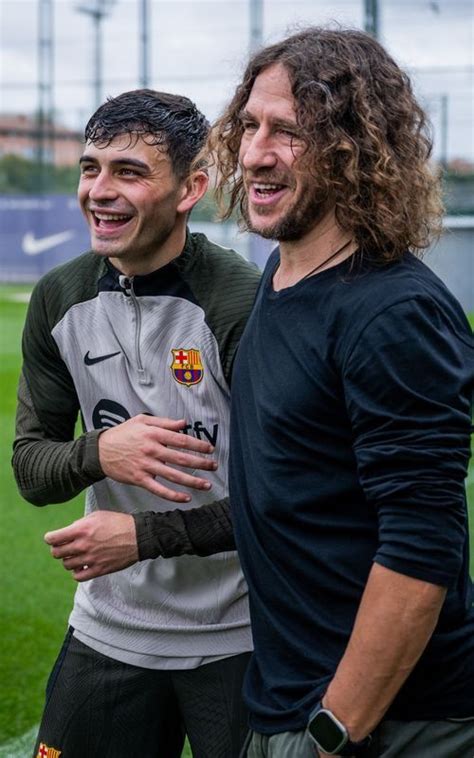 کاپیتان اینجاست حضور کارلوس پویول در تمرین بارسلونا عکس طرفداری
