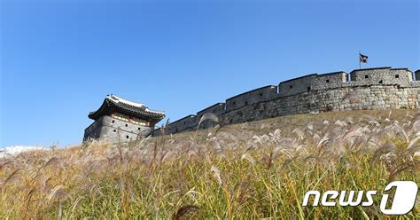 구름 한 점 없는 맑은 가을 하늘