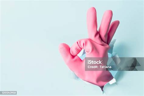 분홍색 장갑에 여성 손 찢어진 된 파란색 종이 청소 서비스 개념의 배경에 확인 기호를 보여줍니다 보호 장갑에 대한 스톡 사진 및 기타 이미지 Istock
