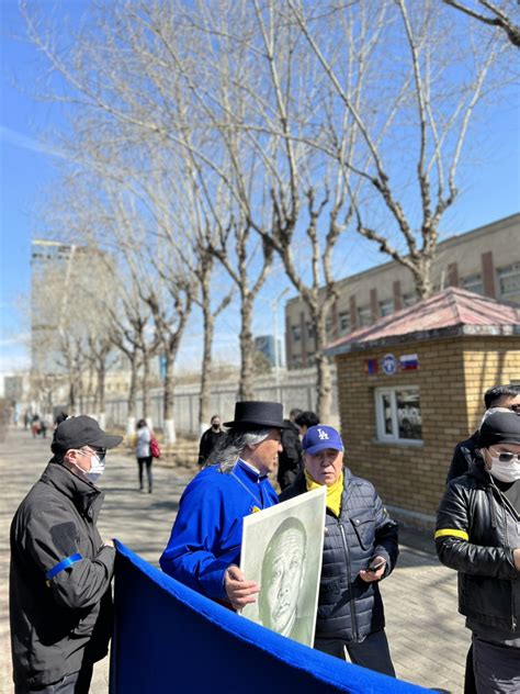 ФОТО ОХУ ын элчин сайдын яамны гадна “”Дайныг эсэргүүцсэн” иргэдийн тайван жагсаал болж байна