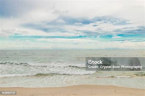 2022년 9월 플로리다 해안의 하이랜드 비치를 휩쓸고 있는 청록빛 바다 파도 위에 밝은 푸른 흐린 하늘 파도에 대한 스톡 사진 및 기타 이미지 Istock