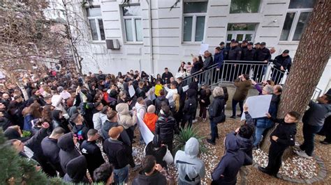 Видео Стотици граѓани на протест во Кочани извикуваат „Убијци “ и „Сакаме правда