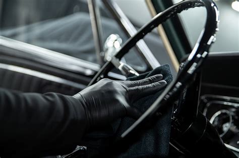 세차 또는 자동차 세부 스튜디오의 직원이 스티어링 휠을 청소합니다 가죽에 대한 스톡 사진 및 기타 이미지 가죽 걸레 교통