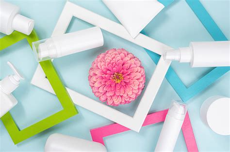 스킨 케어 페이스 바디 손용 화장품 세트 흰색 빈 화장품 병 튜브 항아리와 파란색 배경에 밝은 프레임에 꽃 크리에이티브 코스메틱 뷰티 컨셉 모형 상단 보기 개체 그룹에 대한