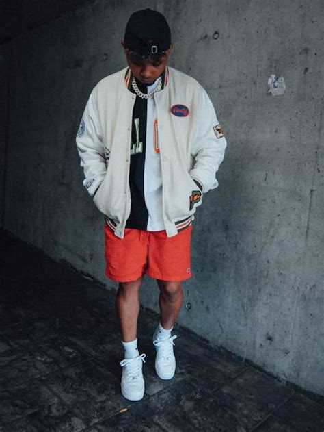 내리막 길 놀이터 서 있는 수직 쐈어 여성 젊은 주머니에 손을 넣다 진 자켓 청자켓 캐주얼한 캡 모자 패션 흐릿한에 관한 무료 스톡 사진