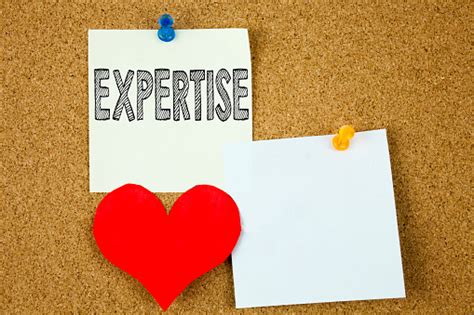 개념적 손 쓰기 텍스트 전문가 평가 의견 및 스티커 메모 알림 코르크 배경 복사 Spac에 사랑에 대 한 영감을 보여주는 전문 개념 자막 개념에 대한 스톡 사진 및 기타