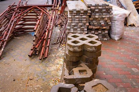 Материалы и оборудование для строительства на стройке Стоковое Изображение изображение