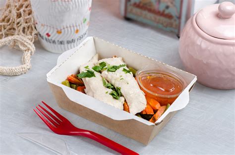 크래프트 종이 상자 에코 박스 일회용 그릇 용기 컵에서 건강 식품 점심 식사 야채와 스팀 치킨 아스파라거스 콩 피망 당근 파슬리 및 소스 배달을 가져가라 건강한 식생활에