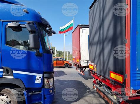 Интензивен е трафикът тази сутрин на изход за товарни автомобили на ГКПП Русе и Кардам на