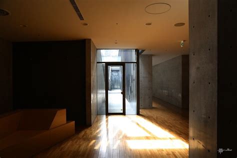 차가운 재료인 콘크리트 건물이 주변 맥락에 무심하게 대응하여 주변을 존중하고 내부의 세계는 자기만의 다양한 공간층을 형성합니다 나무를 밟으면 친화적으로 다가오고 차가운