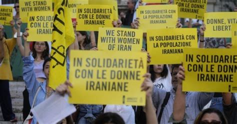 여성 수천명 히잡 안 쓰고 거리로 이란이 달라졌다”