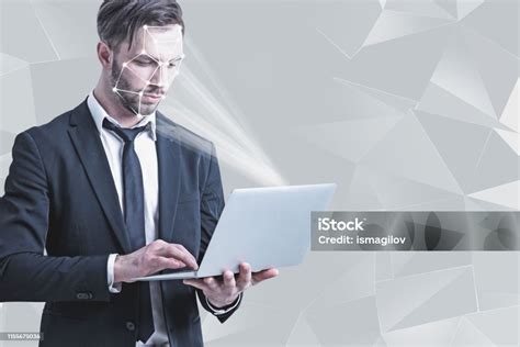 노트북을 가진 남자 얼굴 식별 기술 노트북에 대한 스톡 사진 및 기타 이미지 노트북 안면 인식 기술 남자 Istock