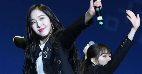 사진 여자친구 신비엷은 미소