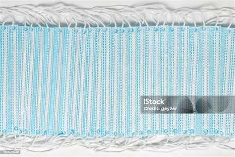 흰색 배경에 의료 및 수술 얼굴 마스크 약 배경으로 고무 귀 스트랩으로 많은 호흡 기 얼굴 붕대를 클로즈업 복사 공간 0명에 대한 스톡 사진 및 기타 이미지 Istock