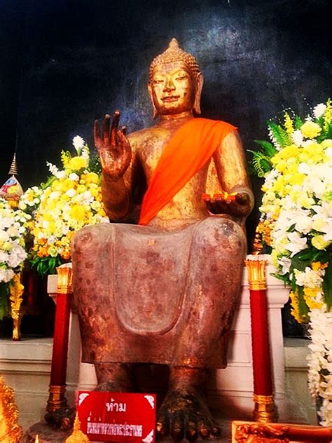 พระประธานในโบสถ์พระปฐมเจดีย์ ชาวนครปฐมเรียกว่า “หลวงพ่อประทานพร” นั้น เป็นปางทรงแสดงธรรม วิตรร